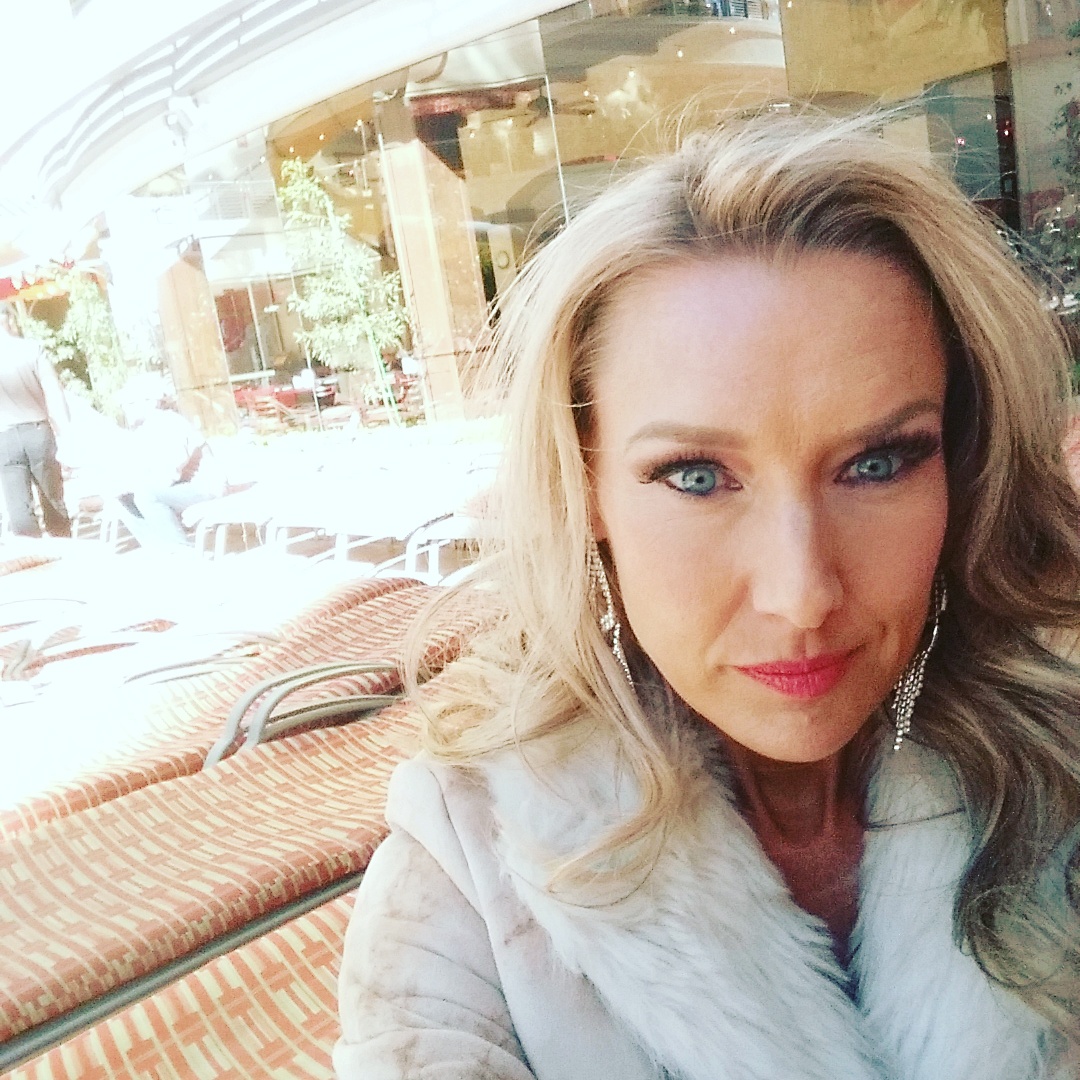 Super Model Weekend - She's Losing It!